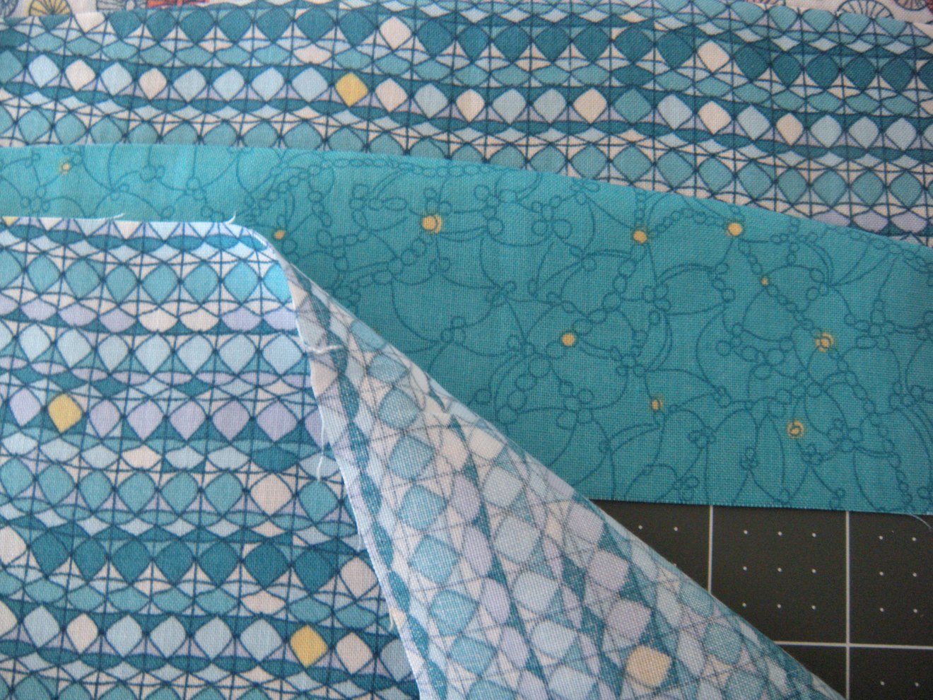 I’m making waves, and here’s a curved piecing tutorial so you can make ...